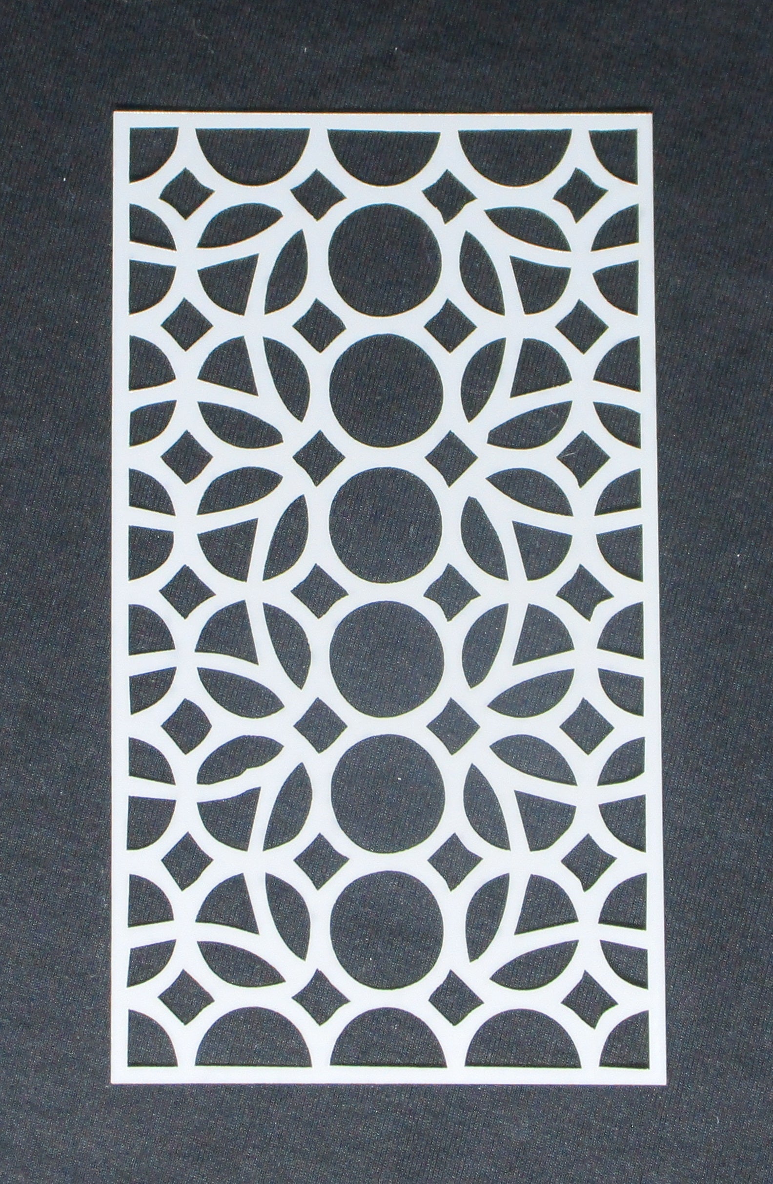 Stencil 6 x 4 intertwined Circles
